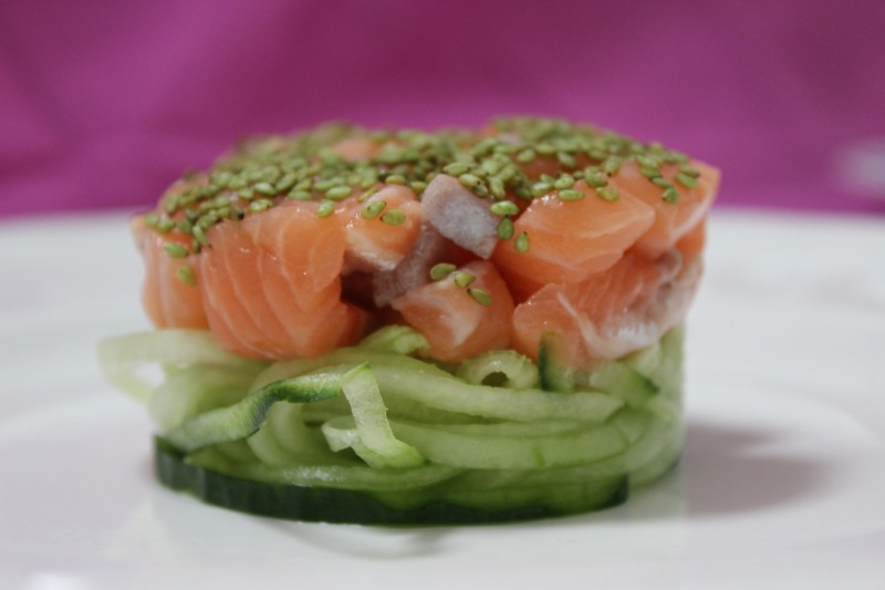 Rauwe zalm met wasabi sesamzaadjes op een bedje van komkommer - Foodless